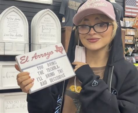 Sabrina Carpenter Makes Short But Sweet Visit To Buc Ees