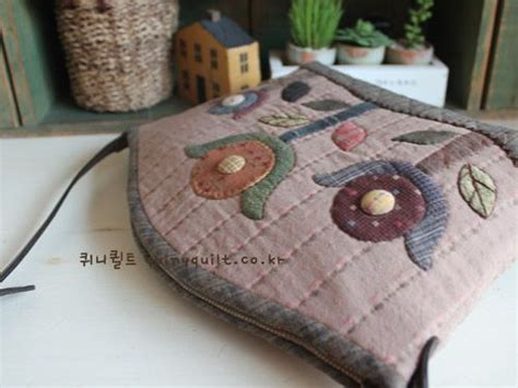 퀴니퀼트 세송이꽃 크로스백 직접 만드시는 퀼트 Diy 제품입니다 독특한 꽃 세송이가 피어있는 크로스 백을 만들어 보았습니다 화려한 꽃이지만 아플리케 간단하게 할수