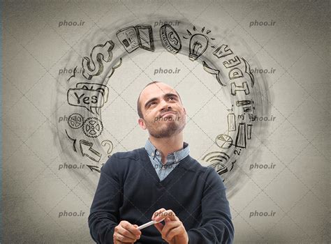 عکس با کیفیت مرد در حال فکر کردن به موفقیت و رشد مالی و ایده های متفاوت عکس با کیفیت و تصاویر