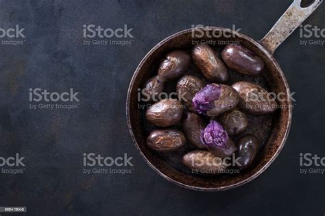 원시 감자 음식입니다 어두운 배경에 신선한 블루 감자입니다 텍스트에 대 한 무료 장소입니다 가방에 대한 스톡 사진 및 기타 이미지 Istock