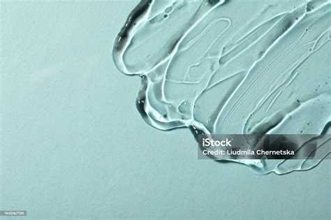 밝은 파란색 배경에 투명한 화장품 젤 상단보기 텍스트를 위한 공간 유제에 대한 스톡 사진 및 기타 이미지 유제 화장품 0명 Istock