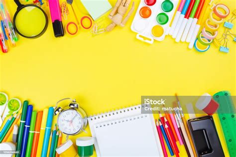 노란색 배경에 다양한 학교 사무실과 그림 용품 학교 개념으로 돌아갑니다 맨 위 보기입니다 복사 공간 가위에 대한 스톡 사진 및 기타 이미지 Istock