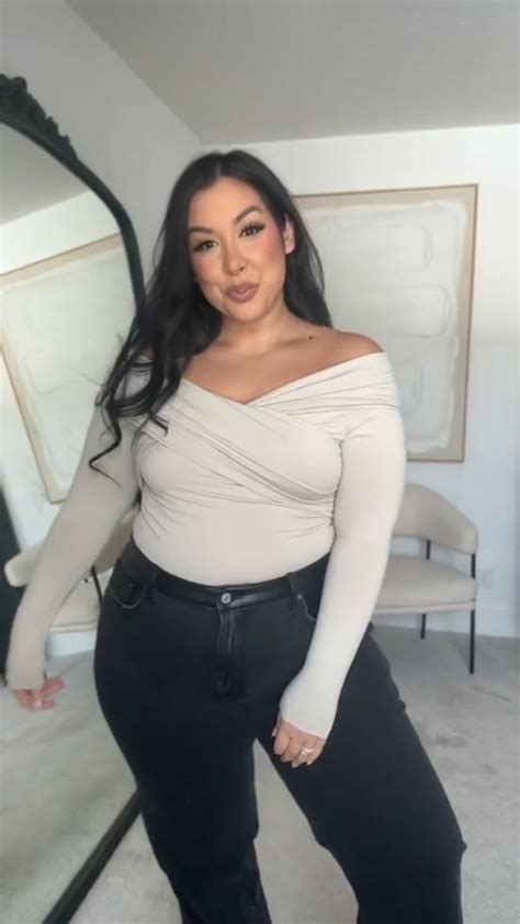 Im A Midsize Mom With An Apron Belly This Is How I Style Relaxed