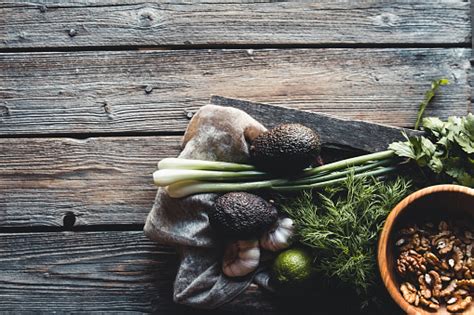 요리 녹색 허브 시금치 딜 파슬리 흰색 배경에 고립 된 나무 상자에 아보카도 고수에 대한 스톡 사진 및 기타 이미지 고수