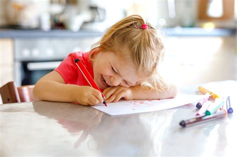 집에서 화려한 연필로 귀여운 아기 유아 소녀 그림 펠트 팁 펜을 Usiing하여 사랑스러운 건강한 행복한 아이 학습 그림