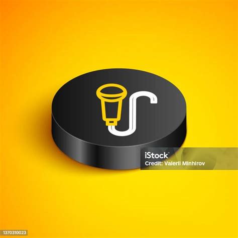 노란색 배경에서 격리된 등색 선 마이크 아이콘입니다 공기 라디오 마이크 마이크에 스피커 기호입니다 검은 색 원 버튼 벡터 3차원 형태에 대한 스톡 벡터 아트 및 기타 이미지