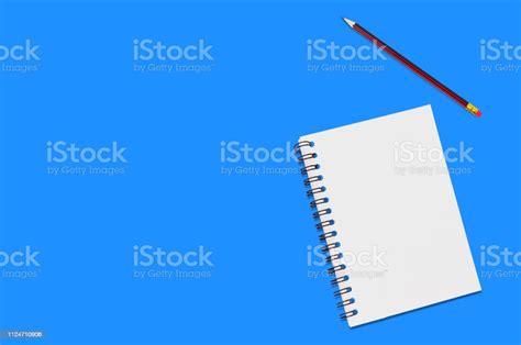 나선형 바인더와 나무 연필 근처 빈 시트 1 종이 메모장 블루 사무실 테이블의 거짓말 최고의 볼 수 있습니다 비즈니스 또는 교육의 개념입니다 텍스트에 대 한 공간을 복사 0
