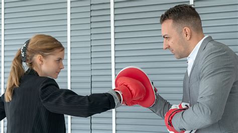 권투 장갑을 끼고 있는 사업가와 사업가 개념 비즈니스 도전과 연습에서 2명에 대한 스톡 사진 및 기타 이미지 2명 개념 격투기 Istock
