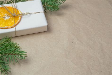 새해 구성 텍스트 선물 상자 마른 오렌지 전나무 가지를위한 장소와 빛 베이지 양피지 종이 배경 플랫 레이 상단 보기 북유럽