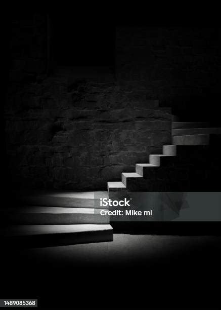 검정 배경입니다 추상적인 빛이 있는 돌계단 어둠 속의 발걸음 3d 렌더링 흑백에 대한 스톡 사진 및 기타 이미지 흑백 0명 3차원 형태 Istock