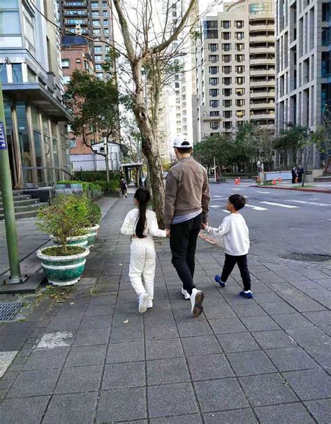 汪小菲直播因想孩子落泪 哭诉大s不让他和孩子见面 搜狐大视野 搜狐新闻