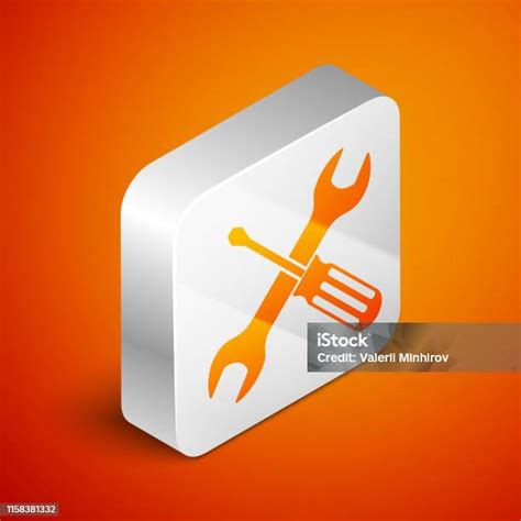 주황색 배경에 격리된 등각칭 교차 드라이버 및 렌치 도구 아이콘입니다 서비스 도구 기호입니다 실버 스퀘어 버튼 벡터