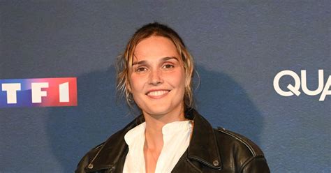 Photo Camille Lou Plus Sexy Que Jamais En Robe En Cuir Moulante Bleue