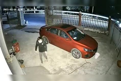 刚提的新车，看把老公给稀罕的，监控拍下搞笑一幕监控刚提老公