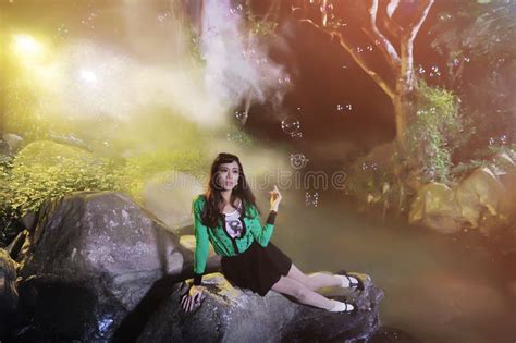 Schönes Asiatisches Mädchen Zeigt Ihr Schönheit in Der Nacht Stockbild Bild von nacht