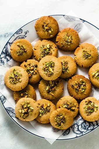 수 제 쿠키 피스타치오 아몬드 참 깨 비스킷 건강 한 채식 글루텐 무료 파이 접시에 대리석 테이블에 패턴으로 제공 갈색에 대한