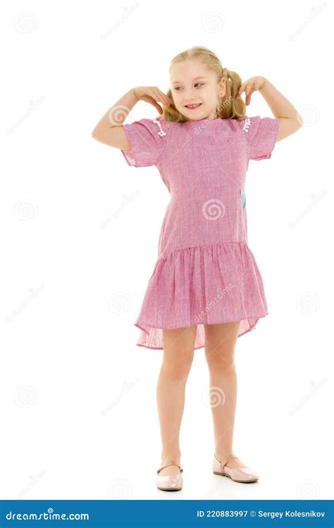 Het Kleine Meisje Verspreidde Haar Armen Naar De Zijkanten Van De Kinderen En Hun Emoties Stock