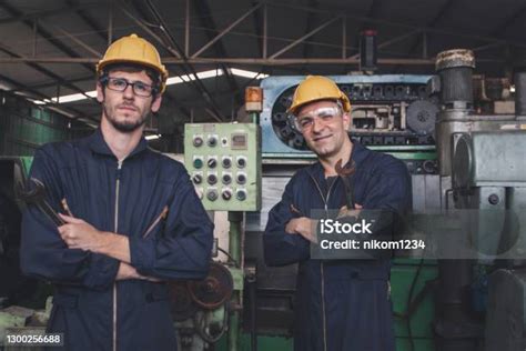 산업 공장에서 일하는 두 명의 노동자 제조 활동을 함께 작동합니다 공장의 생산 공정을 점검하고 점검하는 작업자 및 엔지니어 25 29세에 대한 스톡 사진 및 기타 이미지