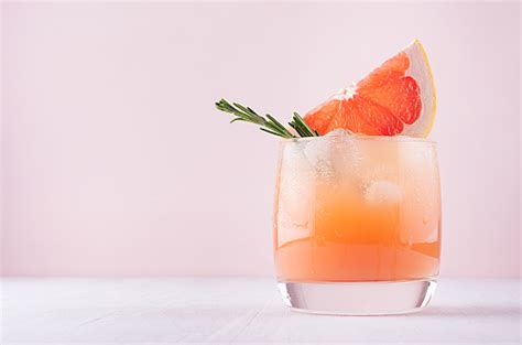 차가운 신선한 수 제 자 몽 칵테일 얼음 로즈마리와 파스텔 핑크 배경에 감귤 류의 조각 가벼운에 대한 스톡 사진 및 기타 이미지