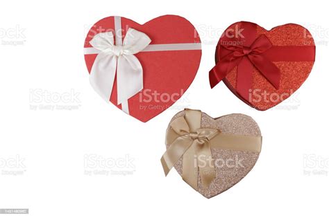 선물용 흰색 배경에 발렌타인 데이를 위한 흰색 빨간색 및 금색 활이 있는 빨간색과 금색 하트 모양의 상자 공휴일에 대한 스톡 사진 및 기타 이미지 Istock