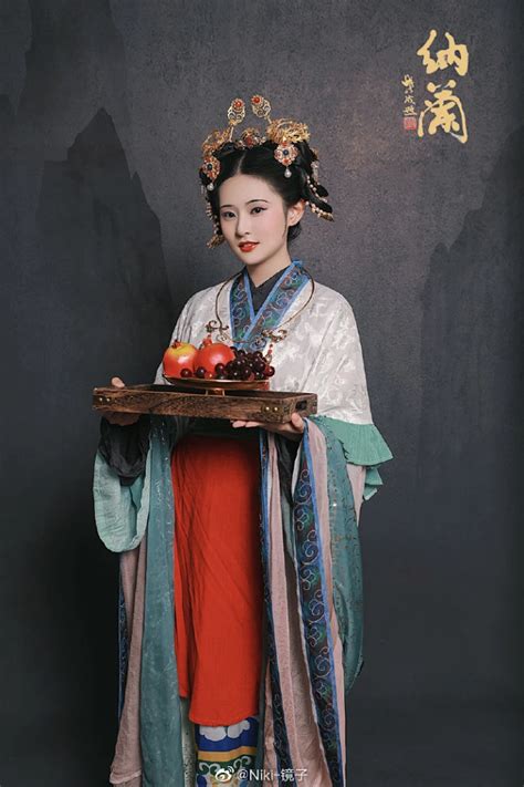 纳兰美育 网络课~小仙女造型 “内一垂髫者，拈花微笑，樱唇欲动，眼波将流。朱注目久，不觉神摇意夺，恍然凝想。身忽飘飘，如驾云雾，已到壁上。” 《聊斋·画壁》 学员“老师，什么叫小仙女