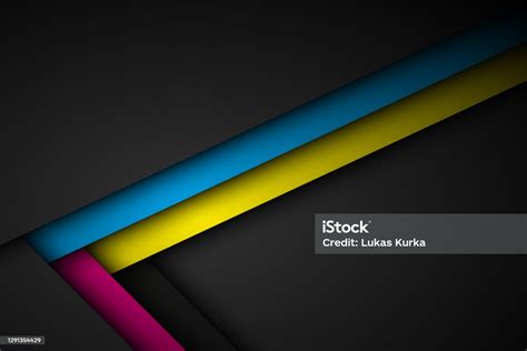 Cmyk 색상의 선이 있는 벡터 배경을 랙액트합니다 디자인에 대한 여유 공간이있는 검은 색 배경의 삼각형 겹치는 레이어 0명에