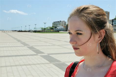 Фотография на тему Девушка пристально смотрящая вдаль Pressfoto