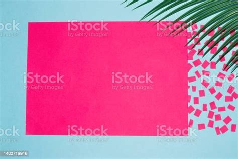 오른쪽의 부분으로 미끄러지는 분홍색 종이 야자수 잎이있는 파스텔 핑크 배경 창조적 인 여름 디자인 0명에 대한 스톡 사진 및 기타 이미지 Istock