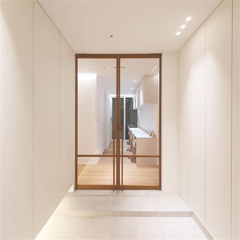 아이엠 Im 금속중문 현관중문 유리중문 발색 마감 도어의 장점은 단연 고급스러운 색감이라고 할 수 있습니다 빛을 받는 방향에 따라 헤어라인이 내는 광의