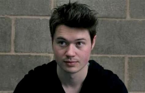 Sex Education Un Acteur Anglais De La Série De Netflix A été Condamné à 15 Ans De Prison