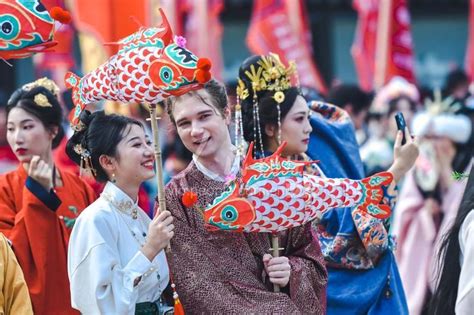 浙江嘉兴：第十一届西塘汉服文化周开幕 人民图片网