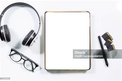 책상 위에 태블릿과 봉투가 있으며 안경과 커피가 있는 업무용 책상에 플랫레이 디지털 태블릿 빈 화면이 있습니다 0명에 대한 스톡