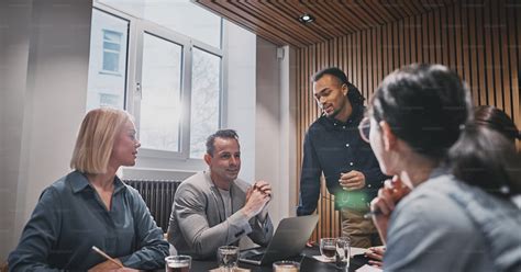 사무실 회의실에서 관리자와 회의하는 동안 함께 이야기하는 다양한 미소 짓는 사업가 그룹 사진 Unsplash의 실내 이미지