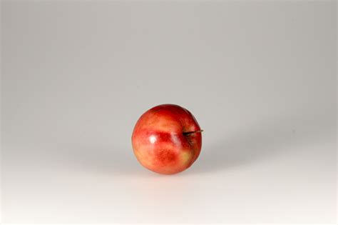 잘 익은 아름다운 사과와 과일은 촛불 노트북 딸기 눈사람 화환 홍채 장미 엉덩이와 함께 크리스마스 공 눈 속에서 회색 배경에 누워 0명에 대한 스톡 사진 및 기타 이미지