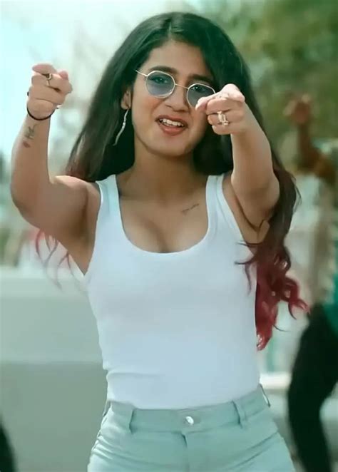 Priya Prakash Varrier Scrolller