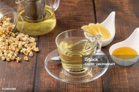 나무 테이블 위에 레몬 조각과 꿀이있는 유리 컵에서 카모마일 차를 편안하게하십시오 카모마일 차에 대한 스톡 사진 및 기타 이미지 카모마일 차 카모마일 노랑 Istock