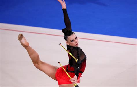 Лала Крамаренко хороша и в спортзале и в облегающем платье перед зеркалом фото Minval Politika