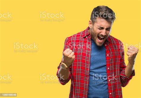 잘생긴 젊은이 격리 된 배경에 매우 행복 하 고 흥분 무기와 우승자 제스처를 하 고 웃 고 성공을 위한 비명 축 하 개념입니다 긍정적인 감정 표현에 대한 스톡 사진 및 기타