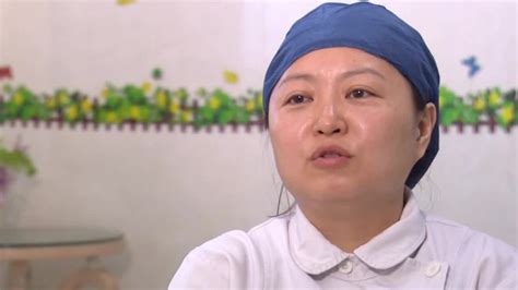 家属和医生相互配合照顾重症的佳莹护士长与患者共情医人更要医心 凤凰网视频 凤凰网