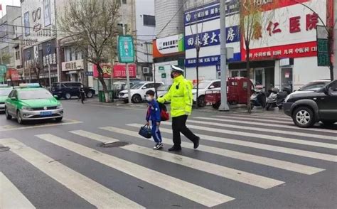 站好护学岗护航平安路 一线传真 澎湃号政务 澎湃新闻 The Paper