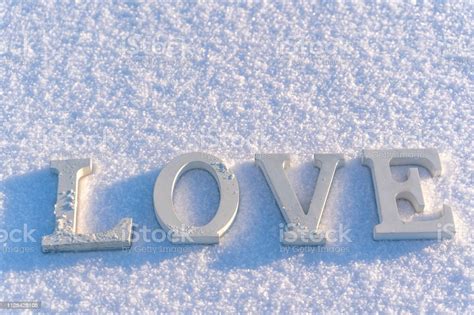 고립 된 단어 사랑 눈 속에서 나무 조각에서 흰색 배경사랑 행복과 기쁨에 발렌타인의 개념으로 맑은 겨울 날에 감정에 대한 스톡 사진 및 기타 이미지 Istock