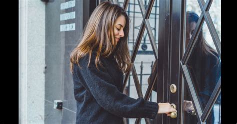 Изписаха ме от болницата по рано и се прибрах у дома за да успокоя съпруга си Но когато влязох