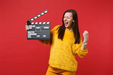 닫힌된 눈 우승자 제스처를 하 고 고전적인 흑인 영화 Clapperboard 빨간색 배경에 절연을 만들기를 들고와 젊은 여자를 비명 사람들이 진심으 감정 라이프 스타일 개념