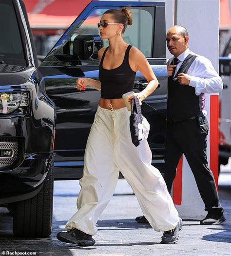 Hailey Bieber Shows Off Toned Abs In Cropped Top To Run Errands Artofit