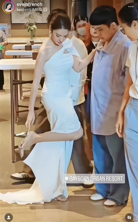 Photo Gallery “แอฟ ทักษอร” ทำชาวเน็ตชื่นชมเพียบ หลังเห็นคลิปไหว้สวยขอบคุณคนที่เกาะไหล่ เพราะ