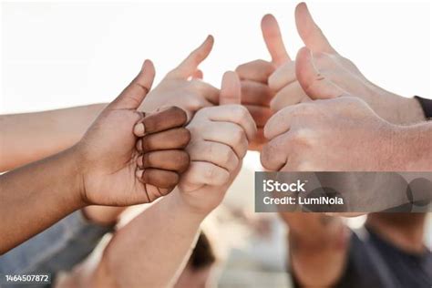 엄지 손가락 손과 그룹 야외 신뢰 예 검토 및 감사합니다 커뮤니티 사람 및 투표 지원을 위한 엄지손가락 제스처 1위에 대한 스톡 사진 및 기타 이미지 Istock