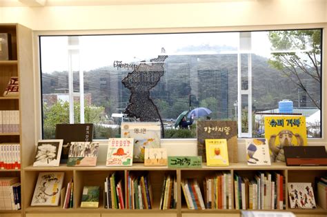 문재인 전 대통령이 만든 평산책방 첫 손님이 됐습니다 오마이뉴스