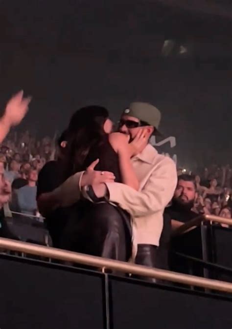 Kendall Jenner E Bad Bunny São Vistos Aos Beijos Pela Primeira Vez