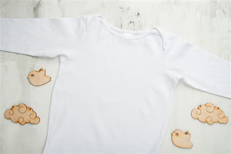 레이아웃 플랫 누워 흰색 아기 Bodysuit 셔츠 어린이 나무 장난감와 백색 배경에 디자인 및 로고 광고의 배치에 대 한 조롱 0명에 대한 스톡 사진 및 기타 이미지