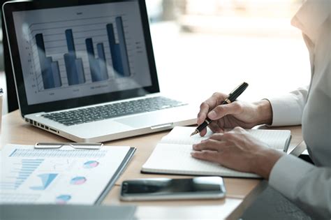 비즈니스 사람들 회의 디자인 아이디어 전문 투자자 작업 새로운 시작 프로젝트 개념 사무실에서의 비즈니스 계획 경영자에 대한 스톡 사진 및 기타 이미지 Istock